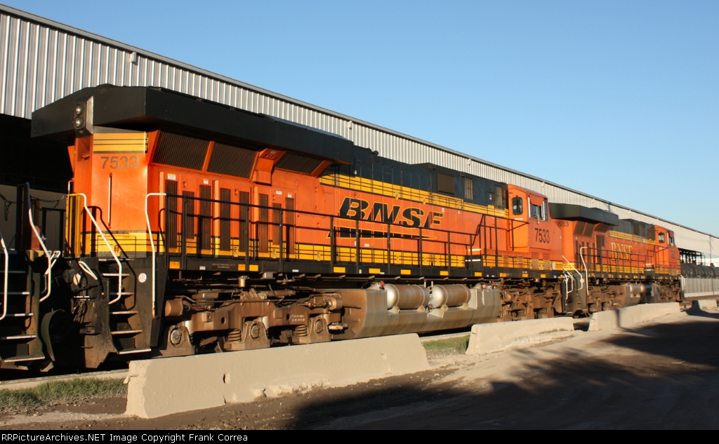 BNSF ES44DC 7533